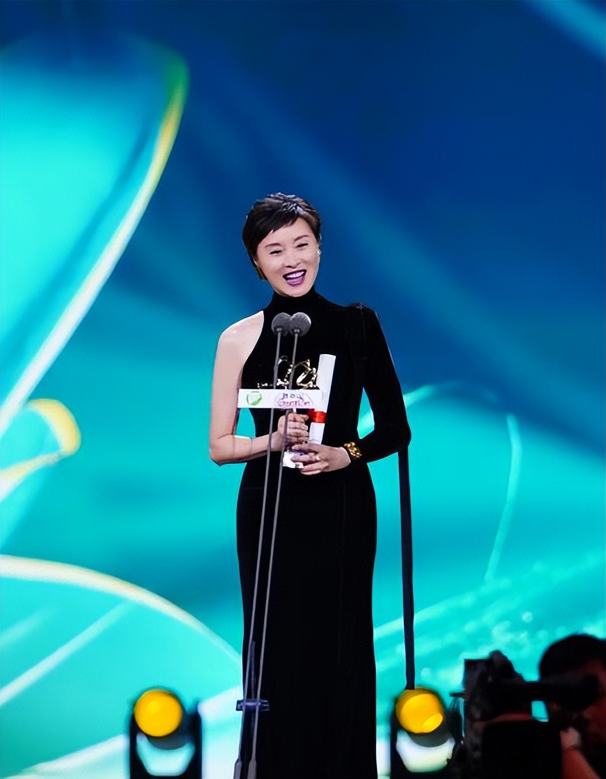 Wu Yue won the Magnolia Award and caused controversy. He became popular ...