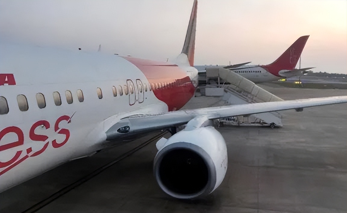 Boeing 737 carrying 147 people crashed, engine burst into flames, smoke ...