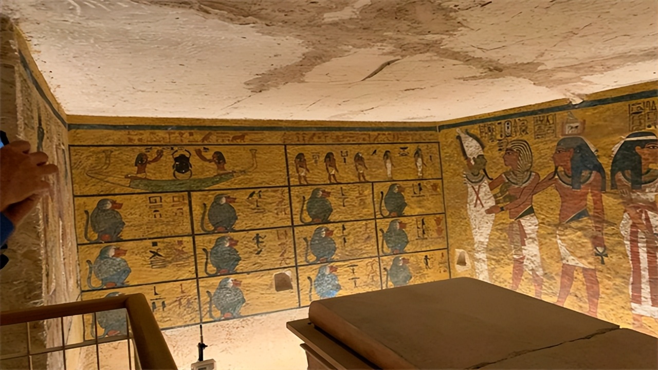 Archaeologists discover mysterious alien ring in King Tutankhamun's ...