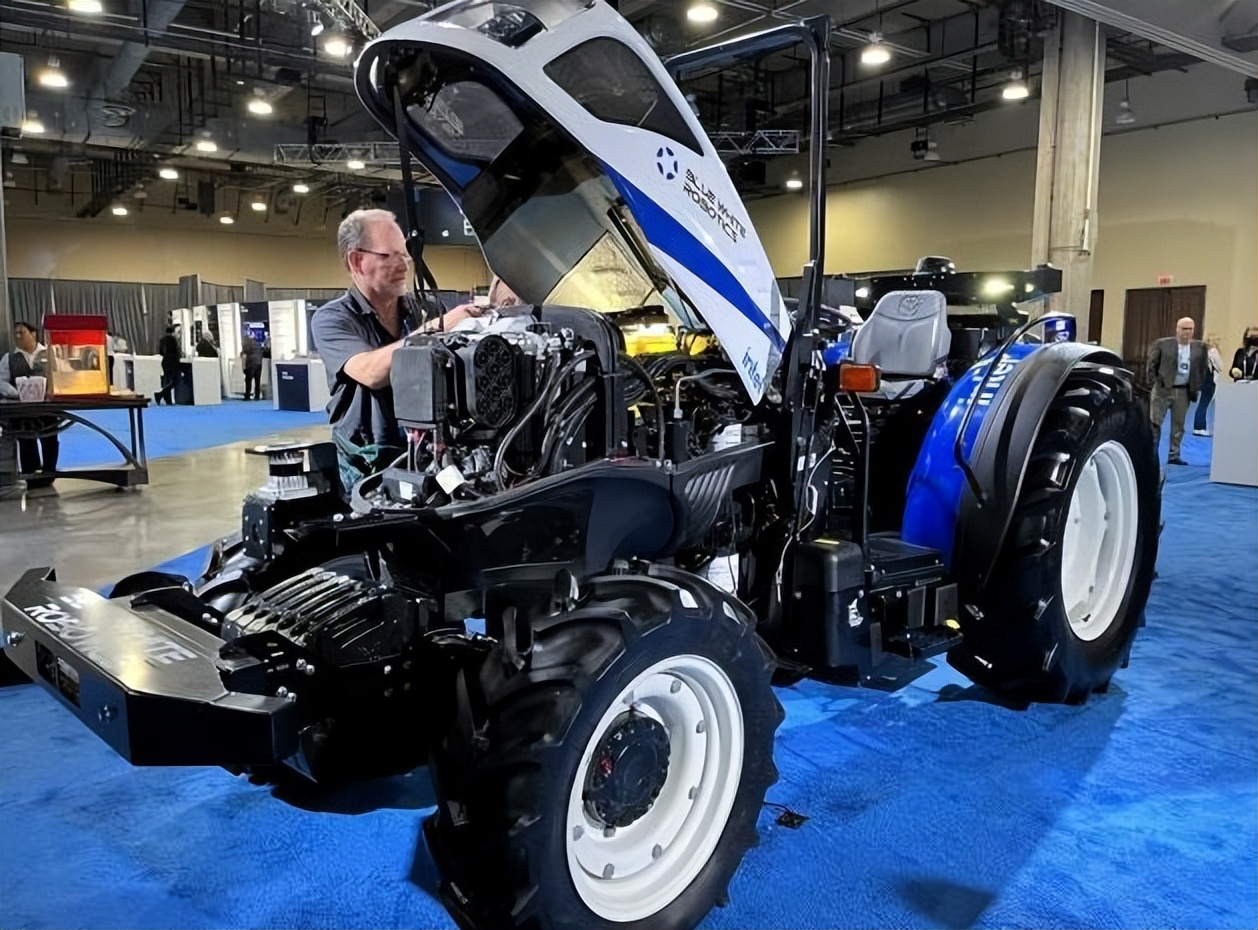 Blue White Robotics autonomous tractor with 5G and GPS - iNEWS