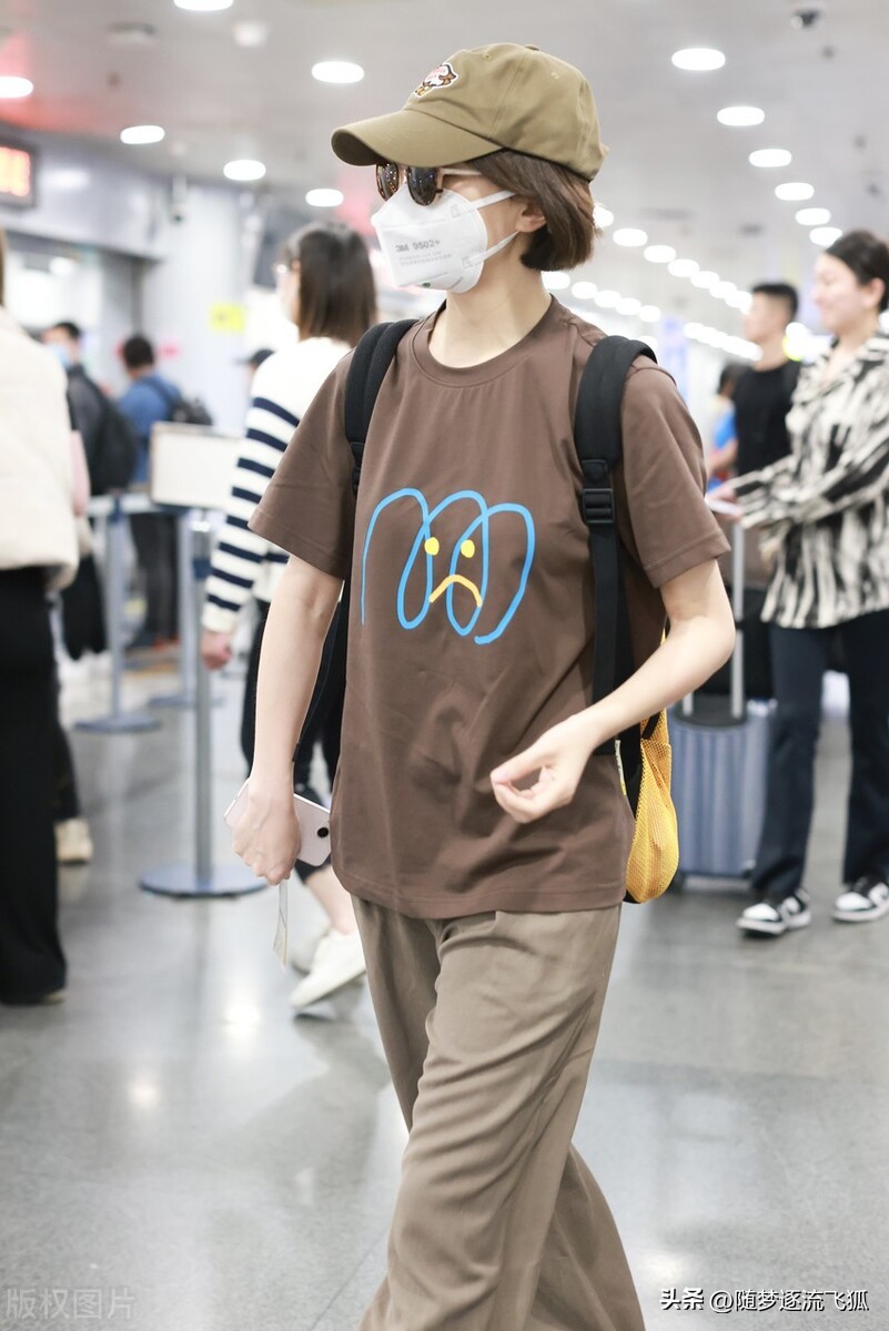 Jiao Junyan appeared at Beijing Airport in a low-key fashion in a ...