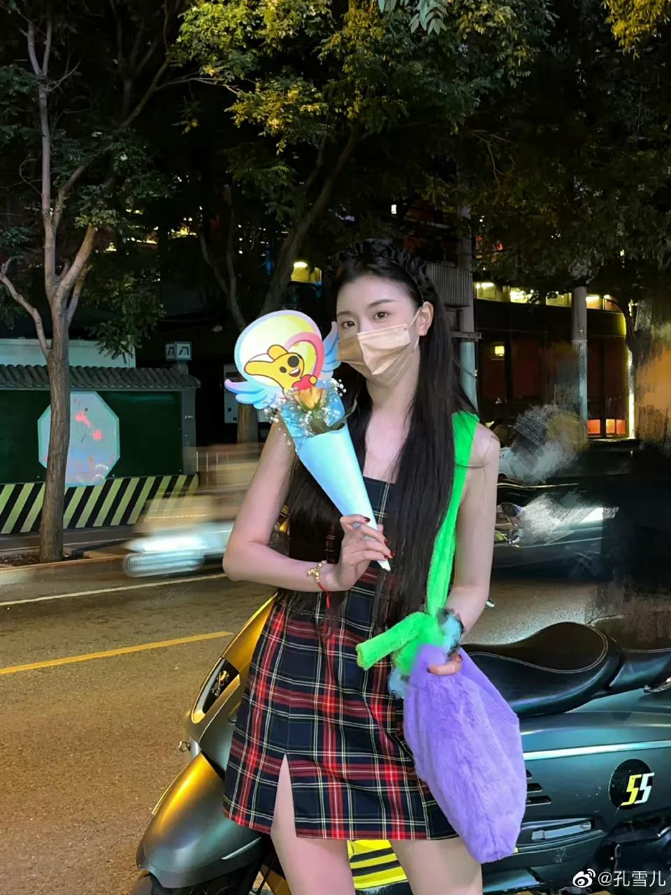 Kong Xueer was given Qixi Festival flowers while walking - iNEWS