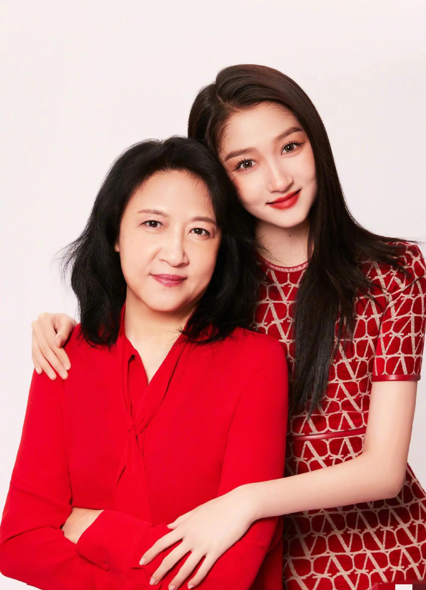 Guan Xiaotong posted New Year photos!51-year-old Guan Ma has exquisite and beautiful facial ...