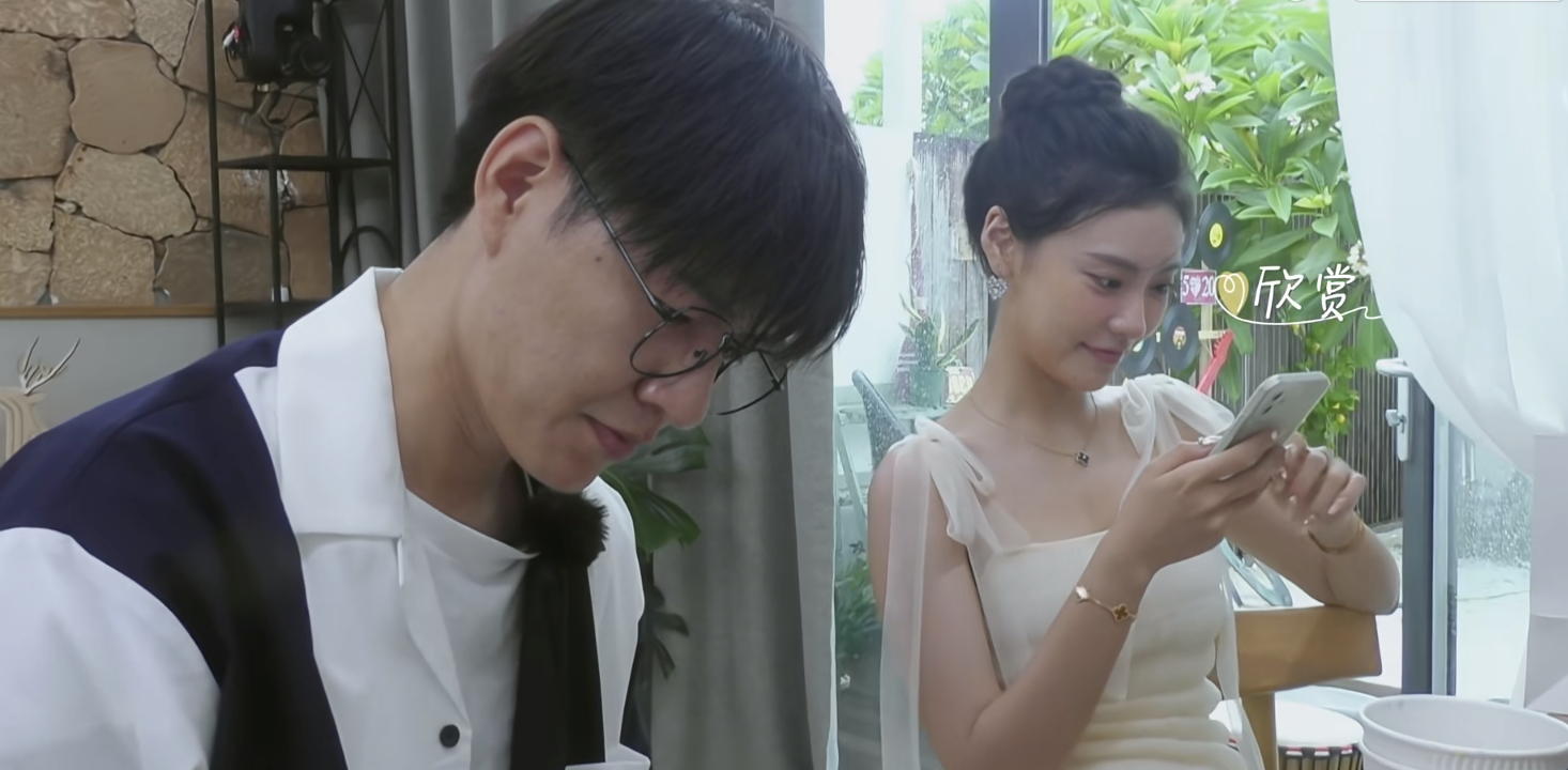 The summer we met: Female 1's initiative made male 1 tempted, female 3 was abandoned, and she ...