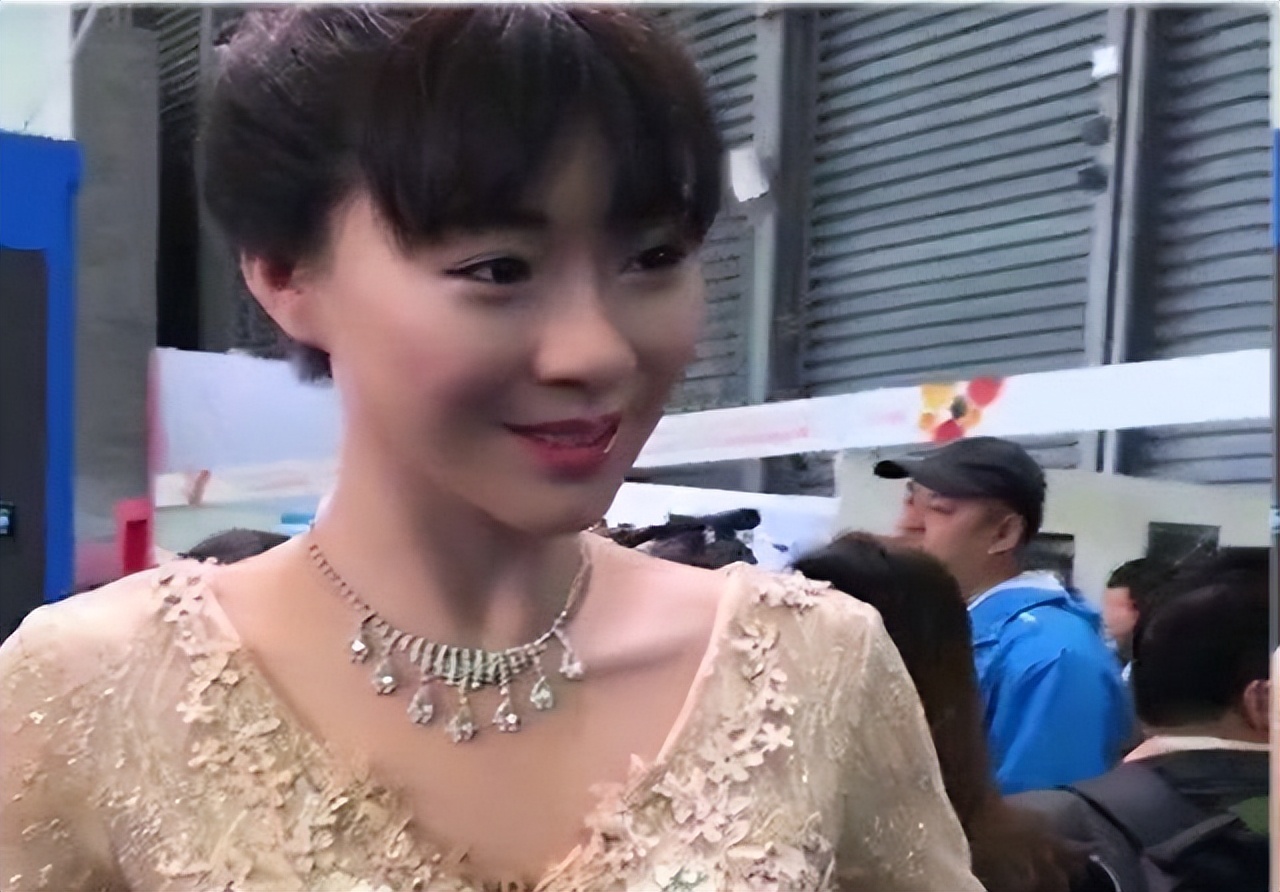 The first female robot in China was born, which looks exactly like a ...