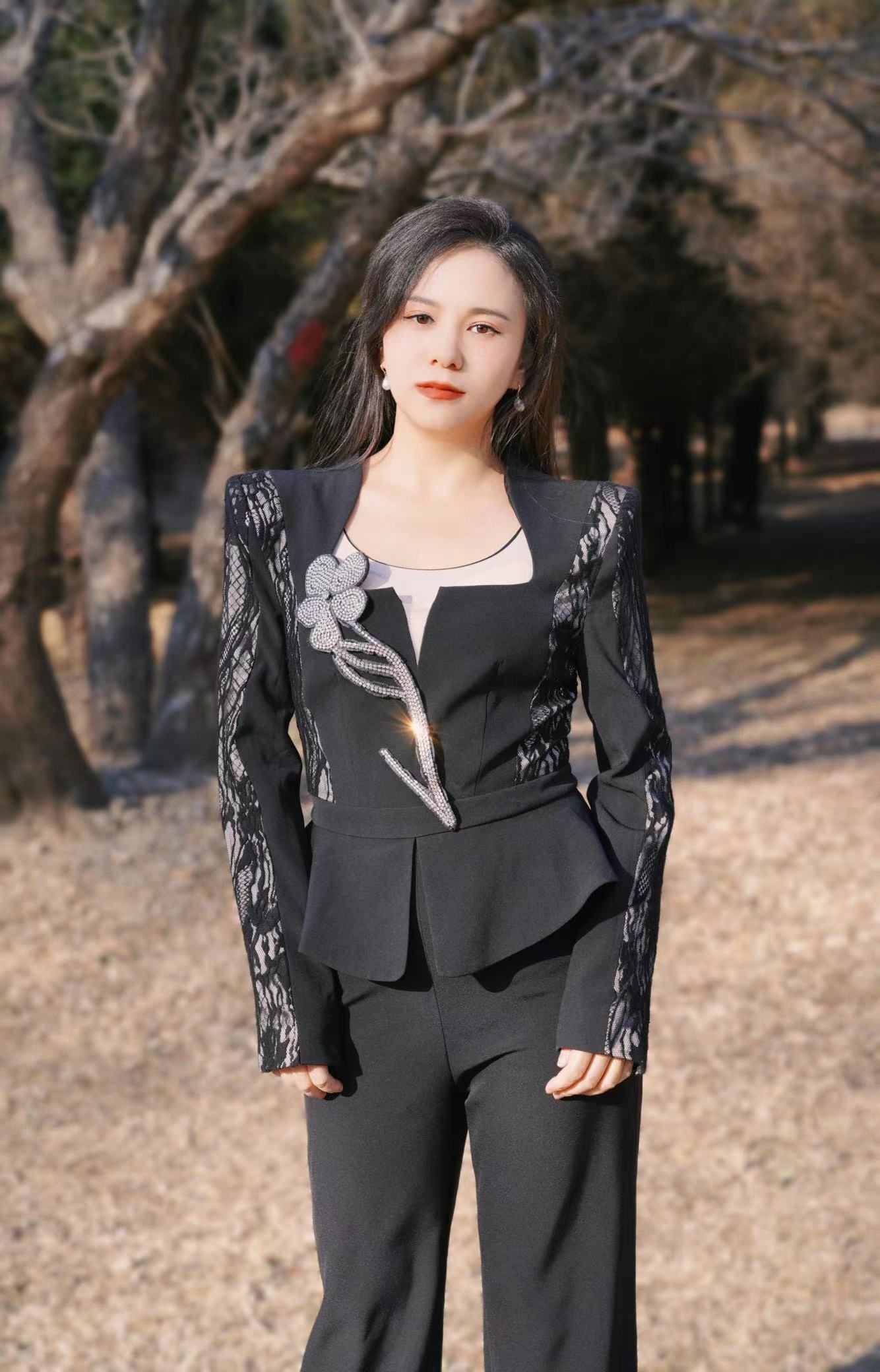 The host Liu Meixi took pictures outdoors in winter with the breeze ...