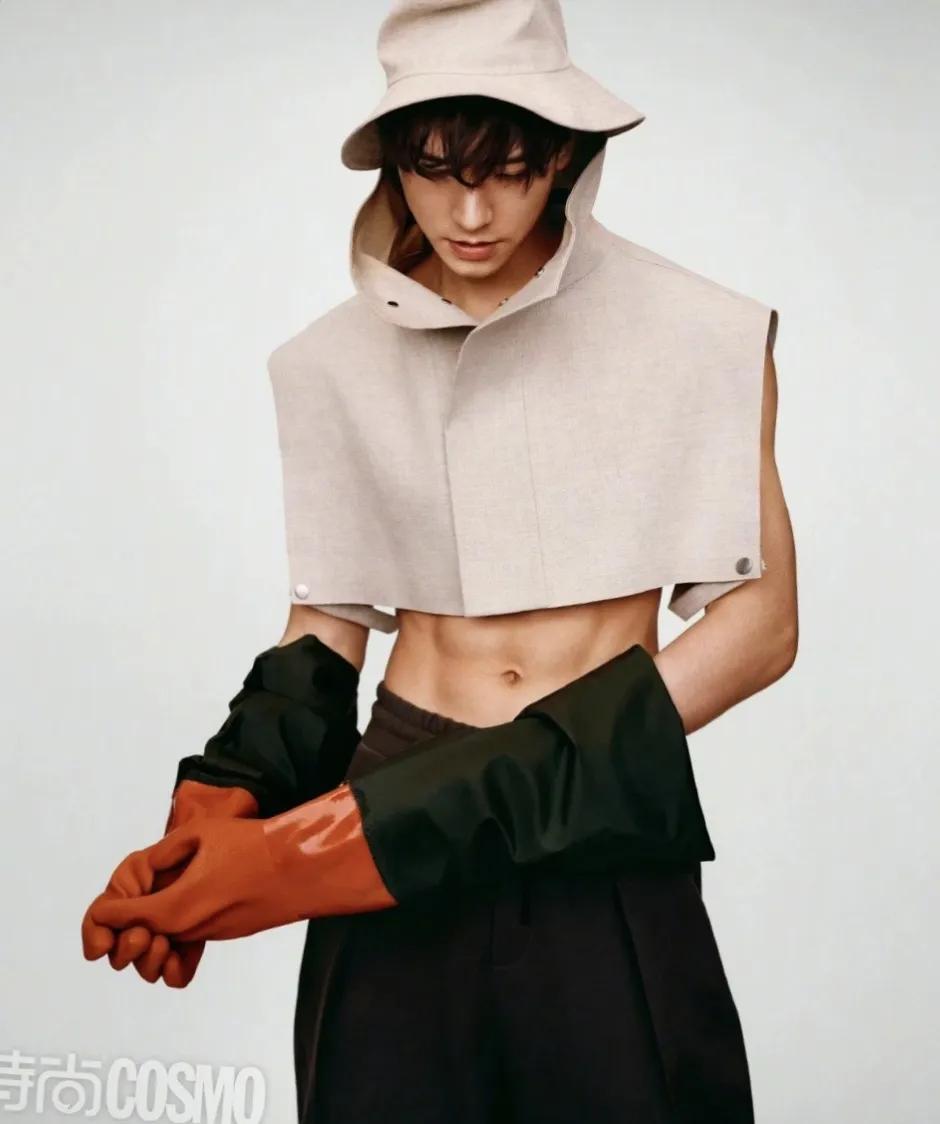 Gong Jun Abdominal Muscle Mermaid Waist Photo - iNEWS