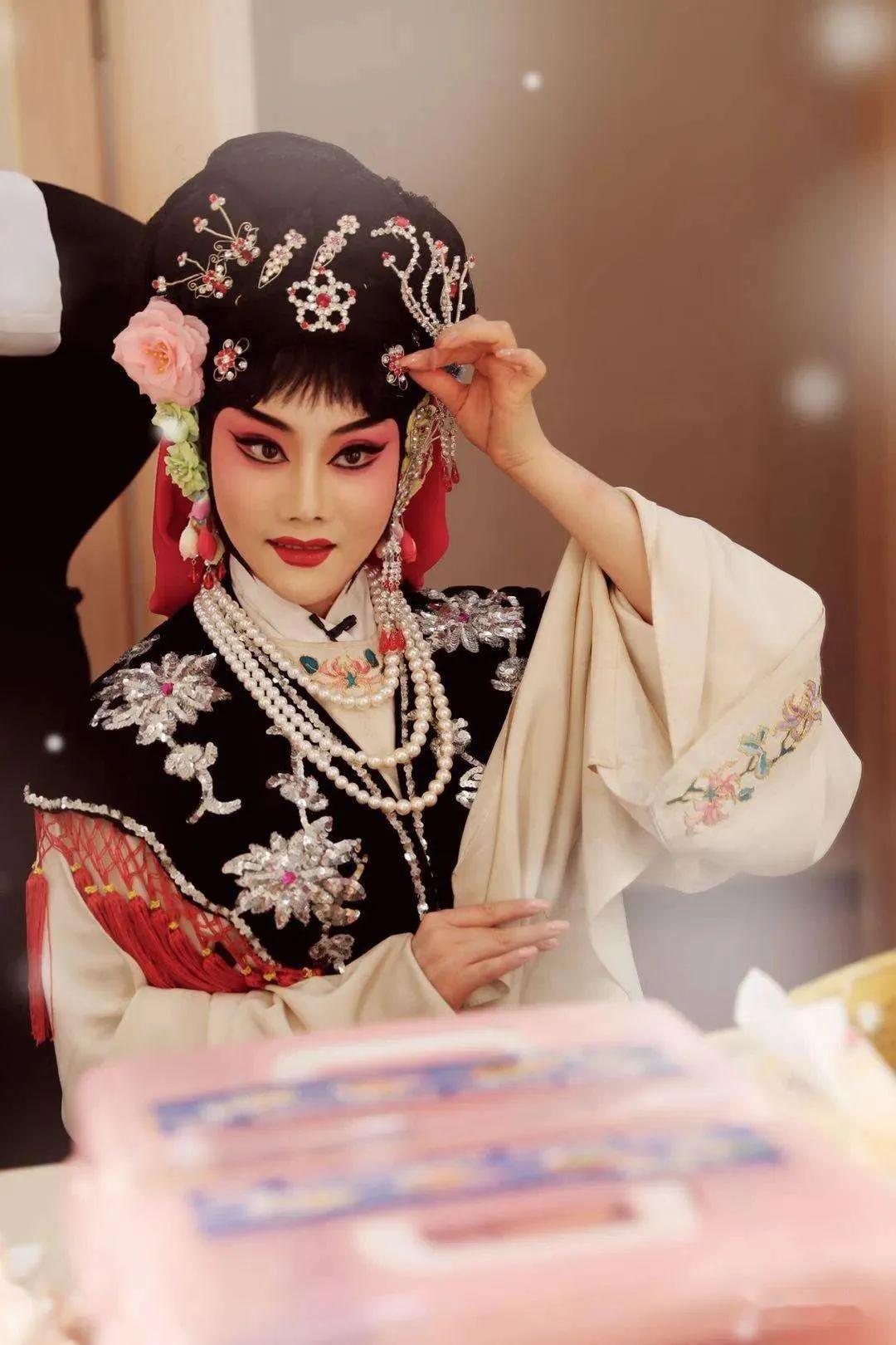 Peking Opera actor Zhu Hong sings the Zhao style pretty well, but ...