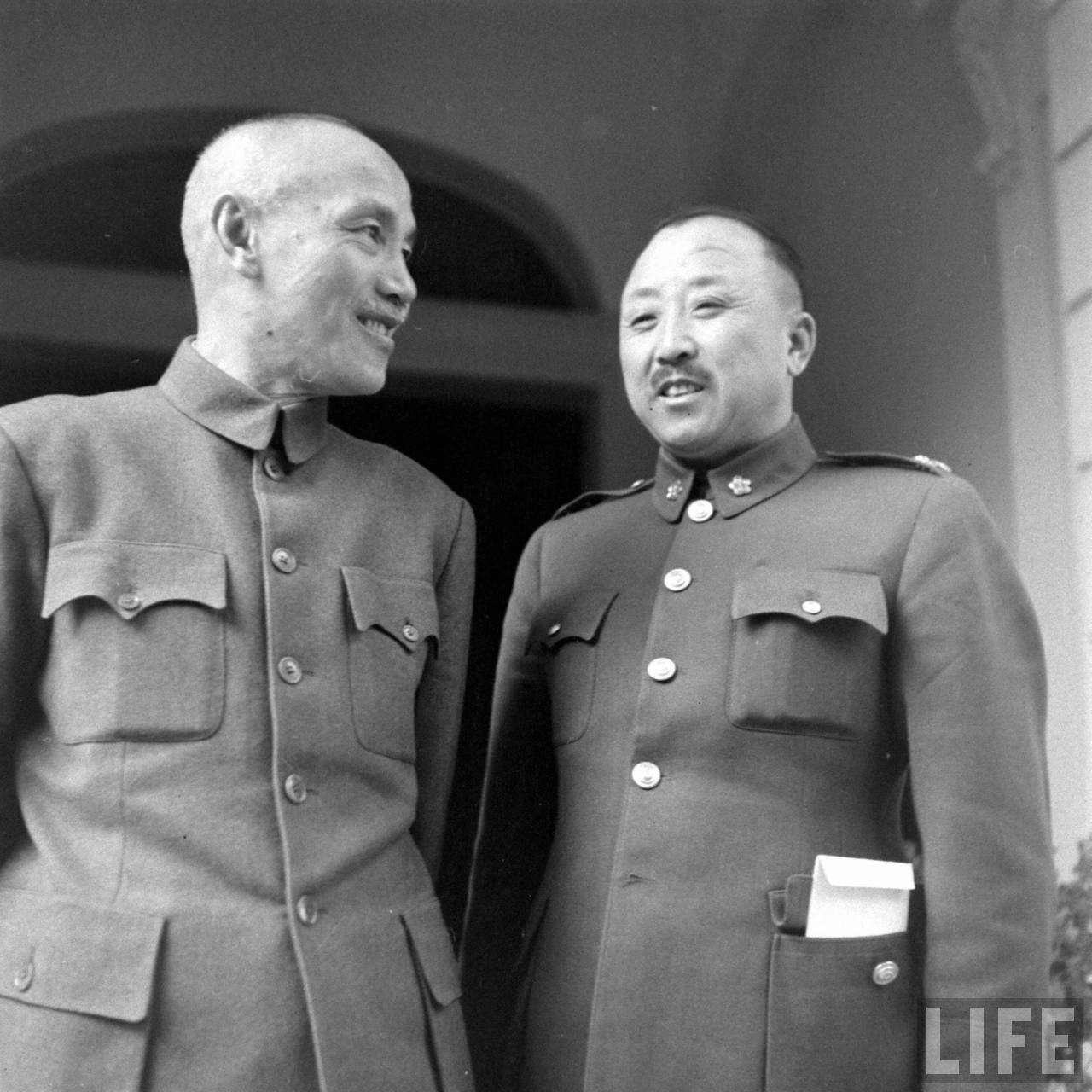 Fu Zuoyi and Chiang Kai-shek in North China in 1948 - iNEWS