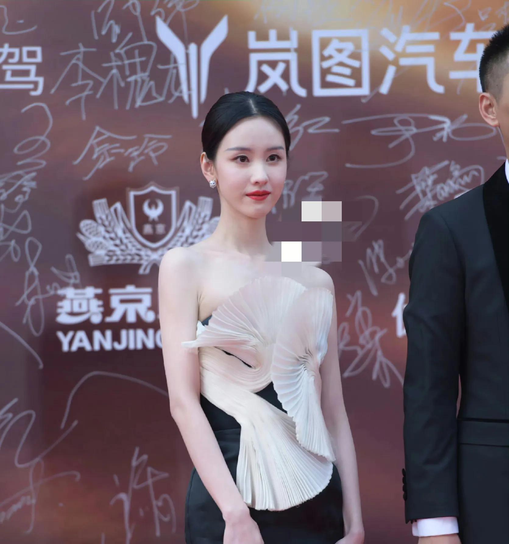 The Huabiao Awards had a lot of laughs inside and outside the court, Chen He suppressed his ...