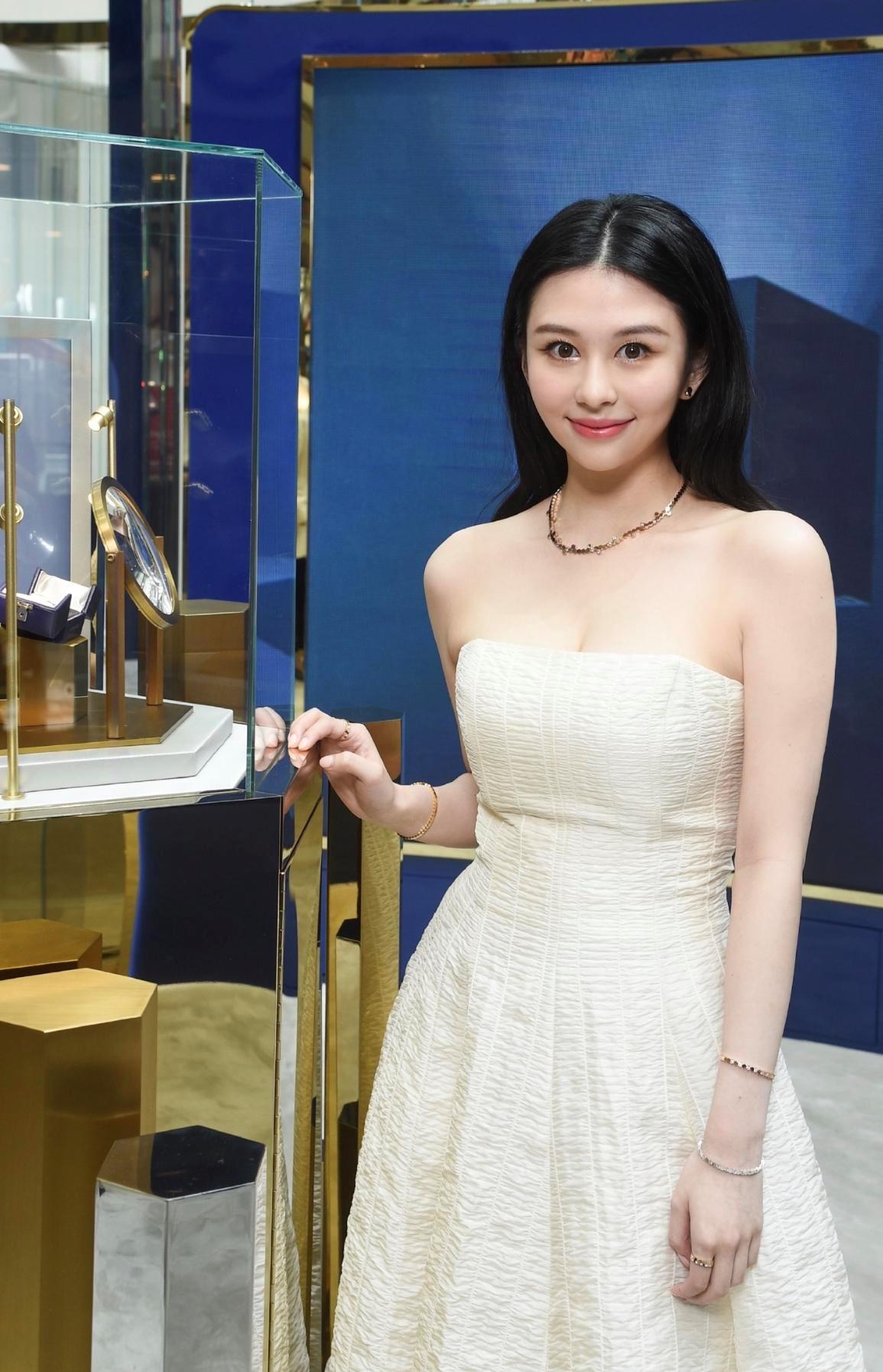 Qiu Shuzhen's third daughter is rarely in the same frame!The eldest ...