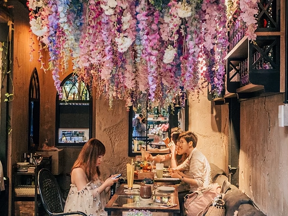A restaurant that makes food into plants, The Blooming Gallery ...