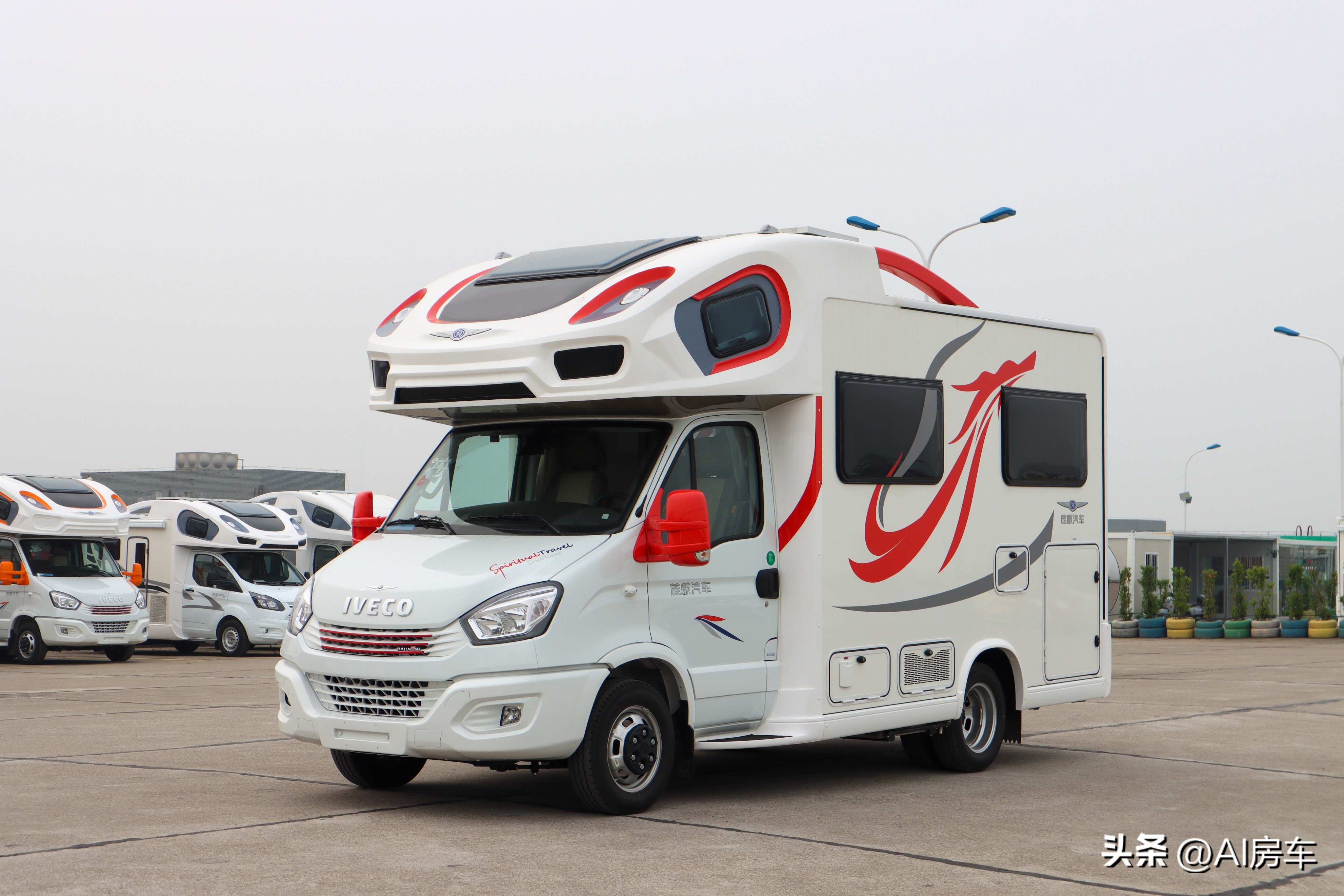 The wooden pastoral RV that 2 children travel with their children ...