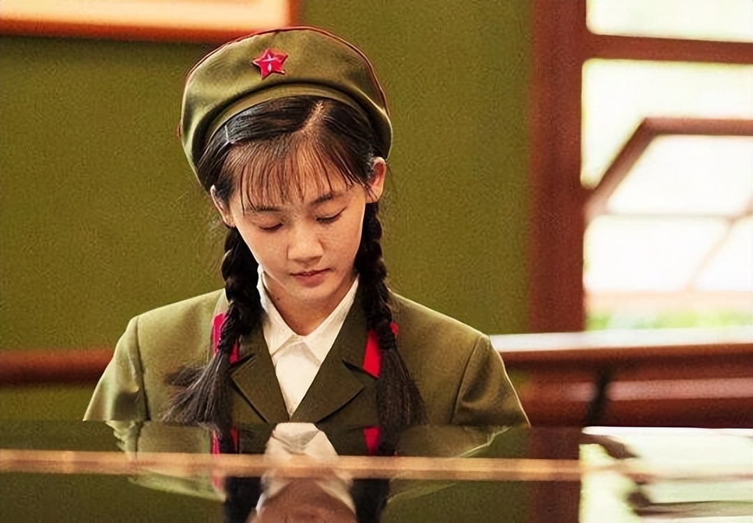 "Parents' Love" shows the image of female soldiers in military-themed ...