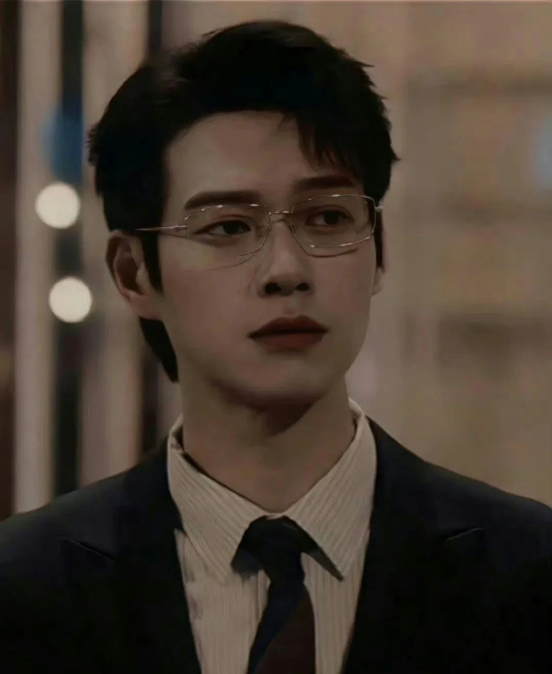 After learning from Wei Daxun to wear gold-rimmed glasses, I regret it ...