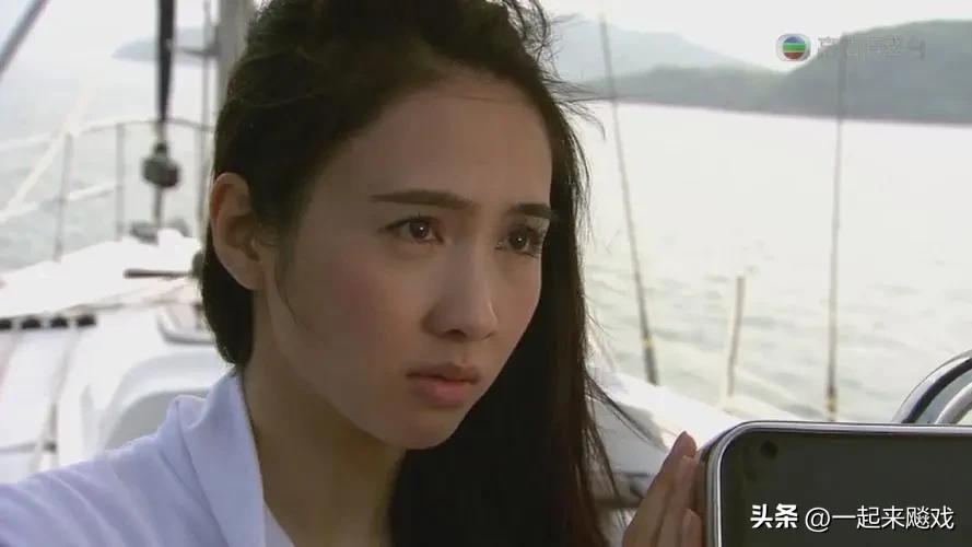 Gigi Lai: Pear dimple with a slight smile, amazes the beauty of time ...