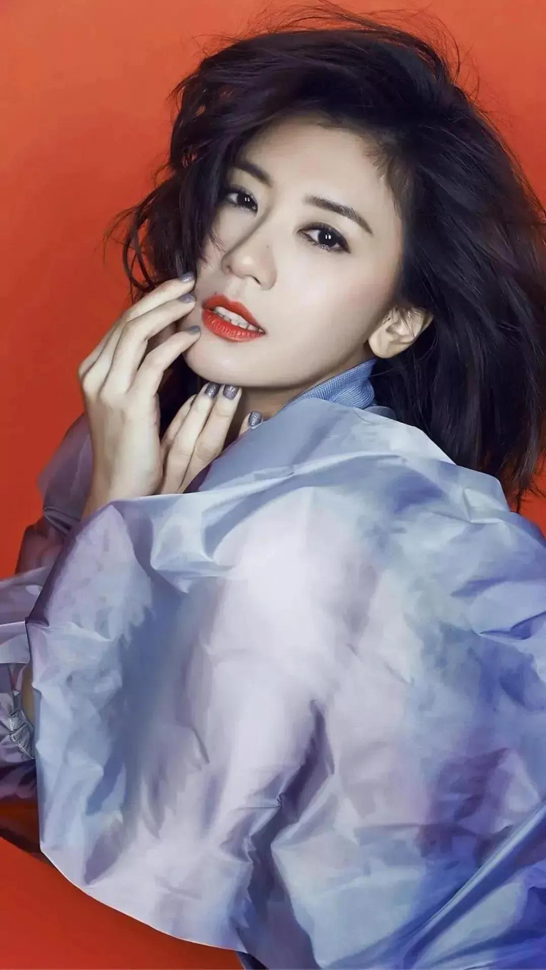 Sexy and charming, the eternal goddess Jia Jingwen - iNEWS