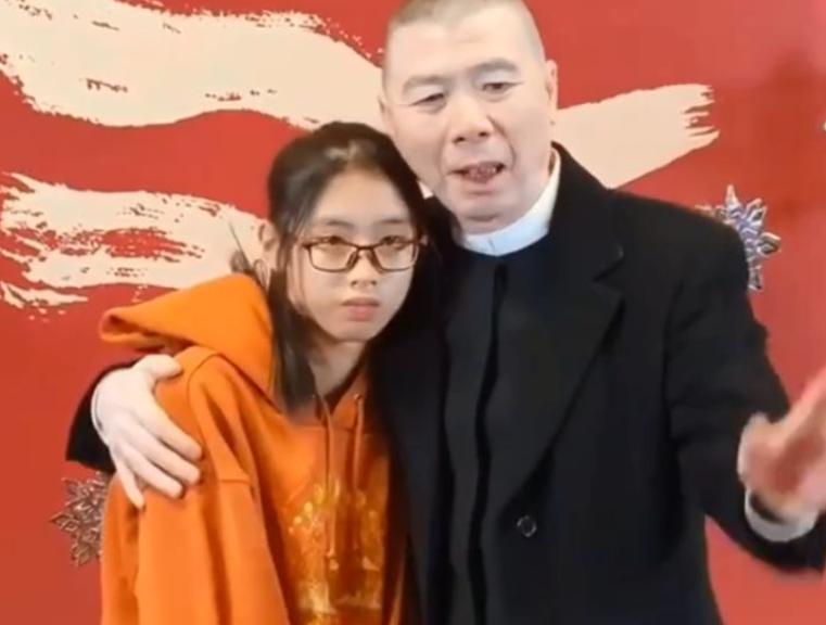 Xu Fan without makeup brought his baby to visit the class, Feng Xiaogang's indifference caused ...