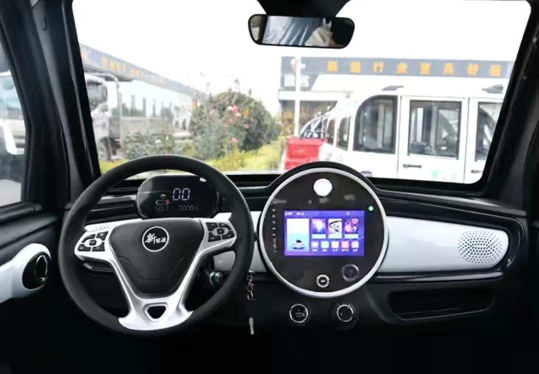 Luke's electric four-wheel vehicle "Bright" is equipped with a 3,000 ...