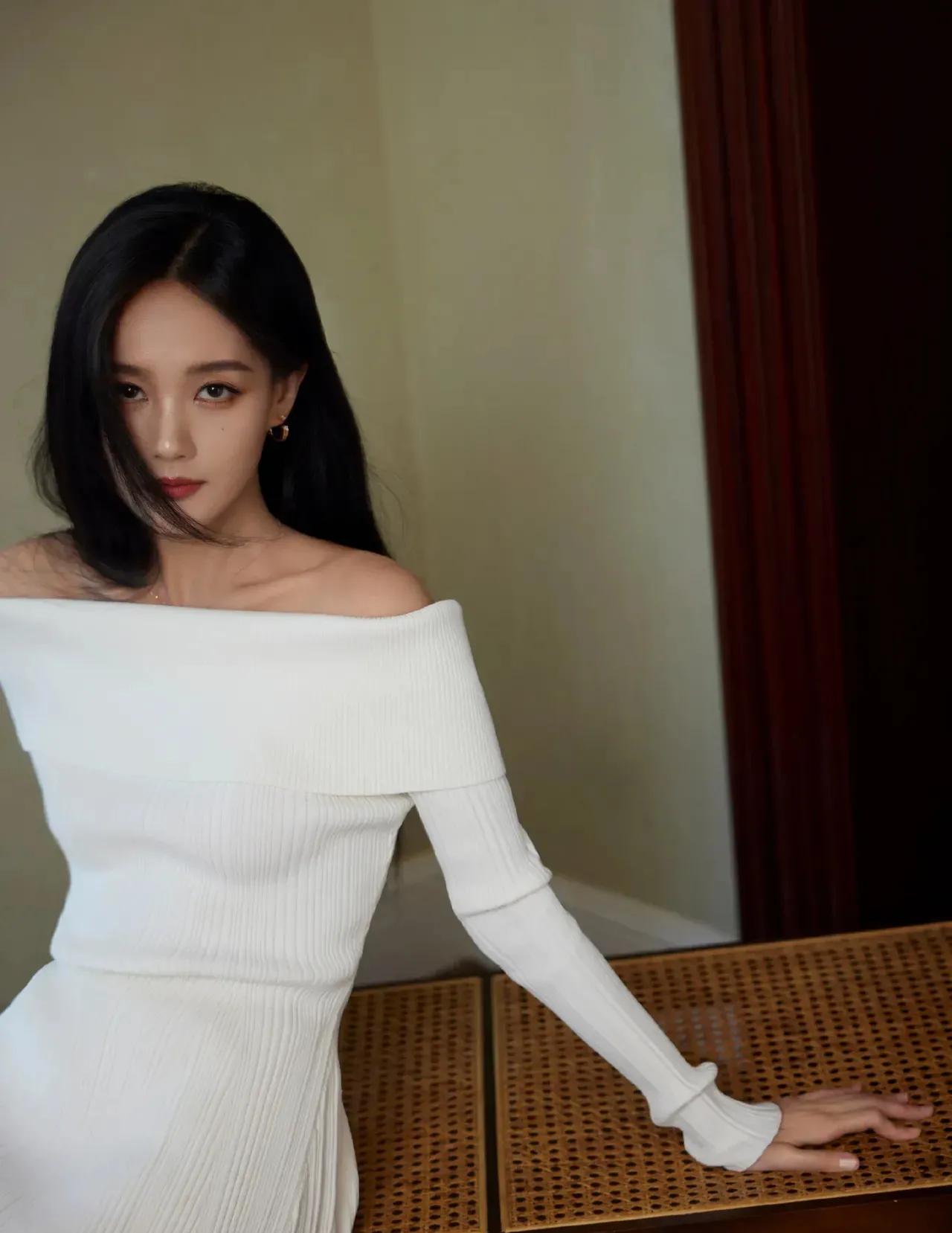 Li Yitong's white skirt is elegant and temperamental - iMedia