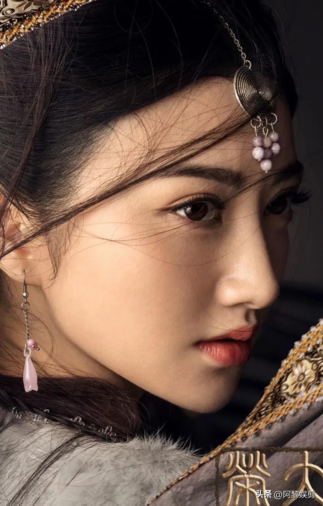 Jing Tian: Pink makeup and jade carving, Chang'e in the moon - iNEWS