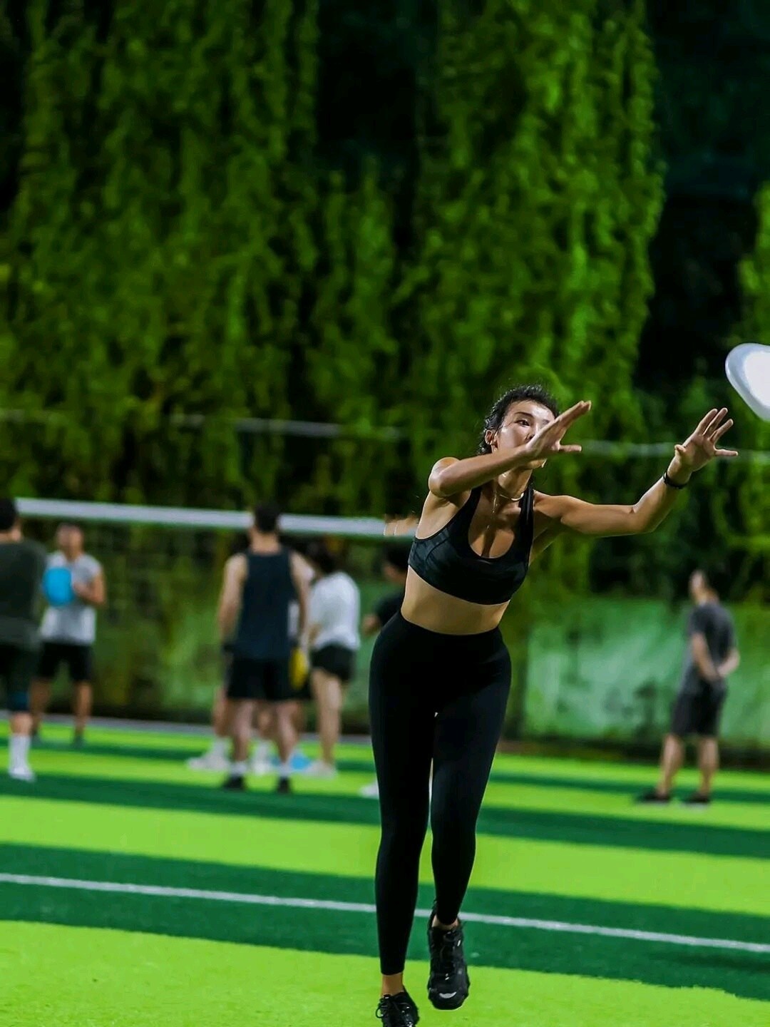 Beauty anchor Zhang Manyuan posted photos of Frisbee sports, wearing ...