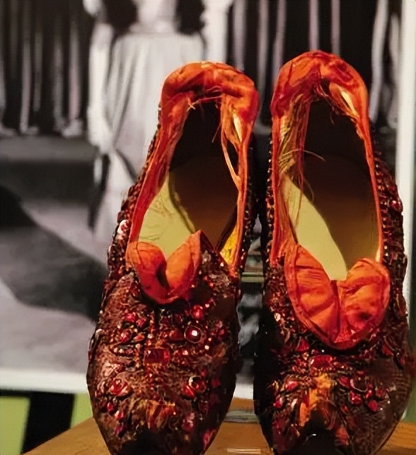 The movie "Pretty Red Shoes": A pair of magical red shoes and the test ...