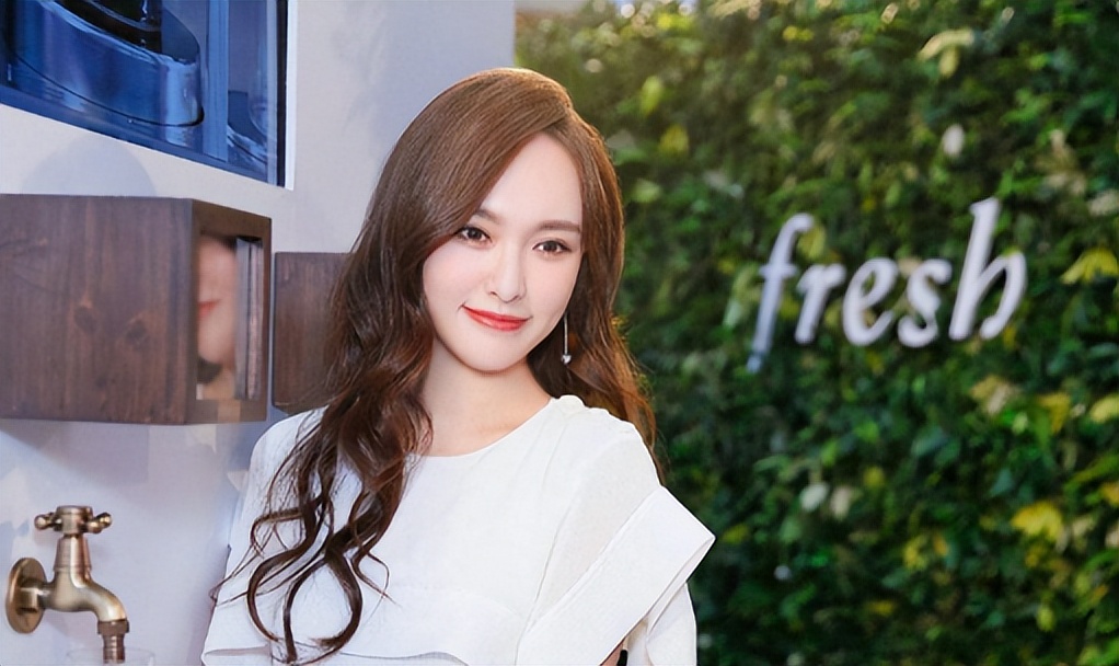 Tang Yan generously shows off her baby, 2-year-old Xiao Xiaotang rides a balance bike with a ...