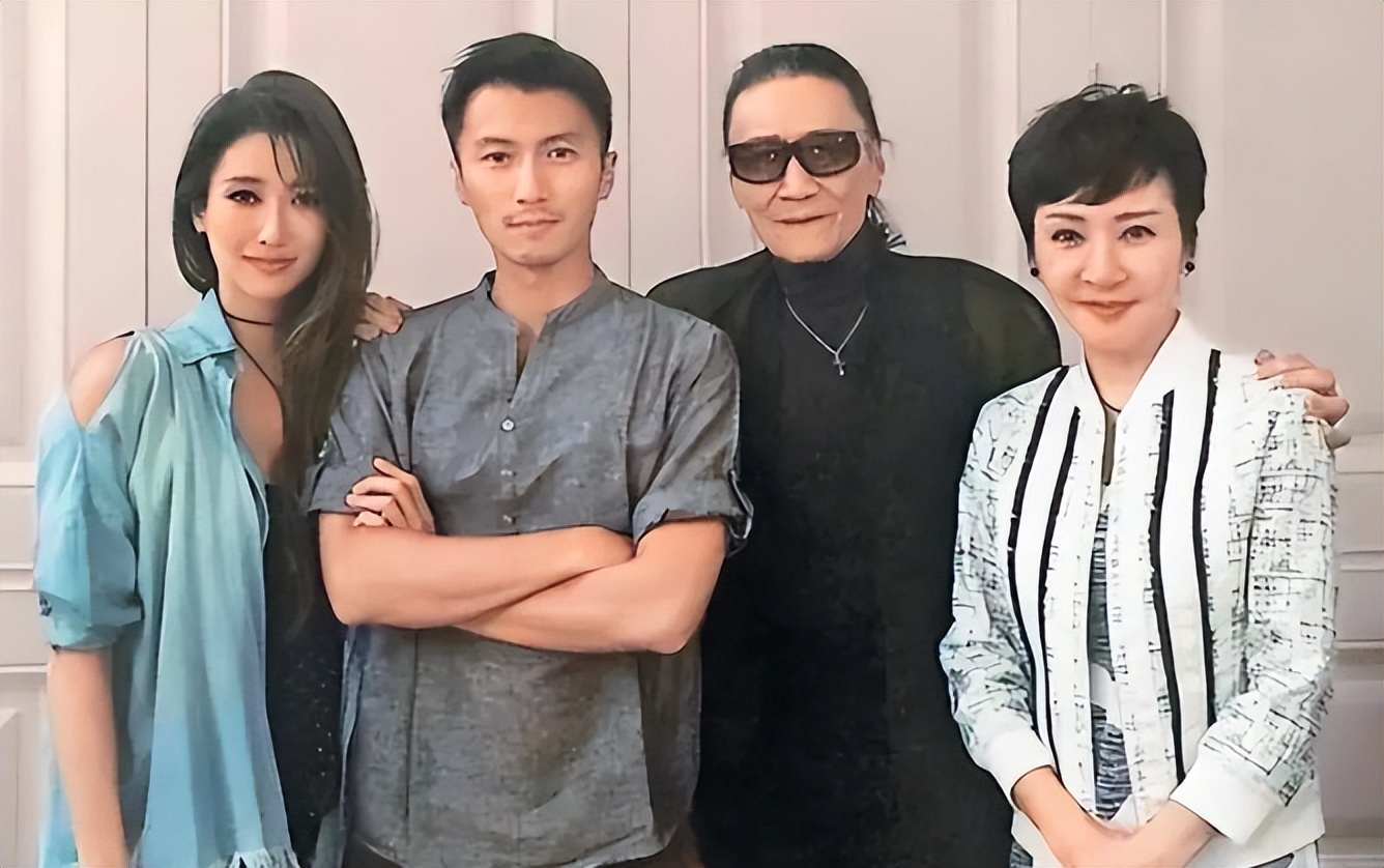 Nicholas Tse posted a family photo, his father was already gray, but he ...
