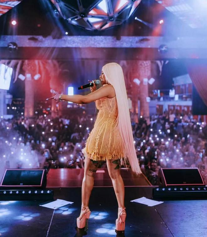 Actress Cardi B: Interacting with fans without wearing underwear at the ...