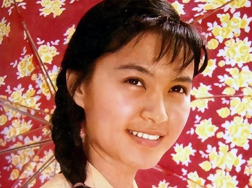 Actor Fang Shu: Two married and two divorced, raising two daughters alone, now her daughters ...