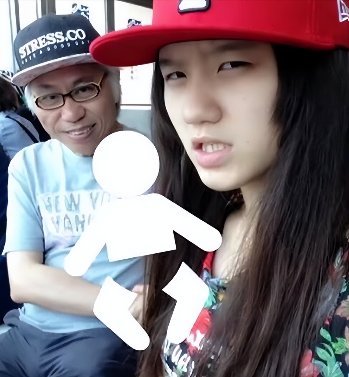 The ignorant father led the wolf into the room, and the 17-year-old Lin ...