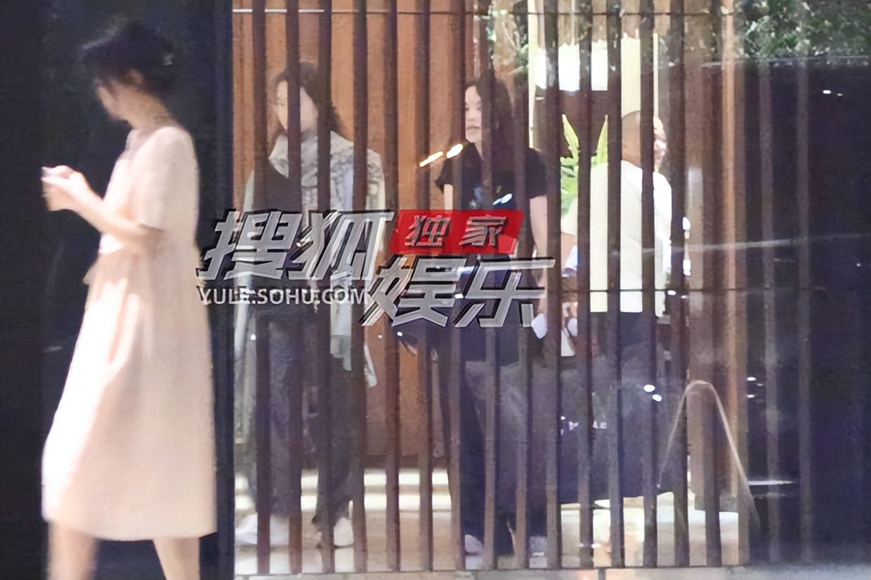 Liu Yifei went back to the hotel after her treatment and looked very ...