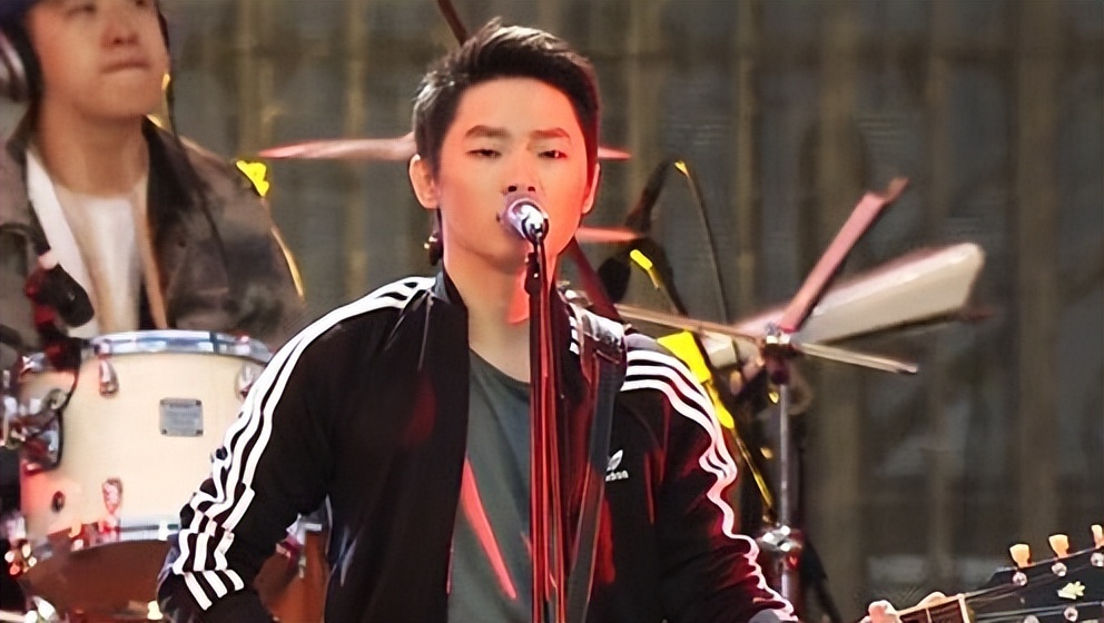 The title song of Liang Bo's first album, the first title song of the ...