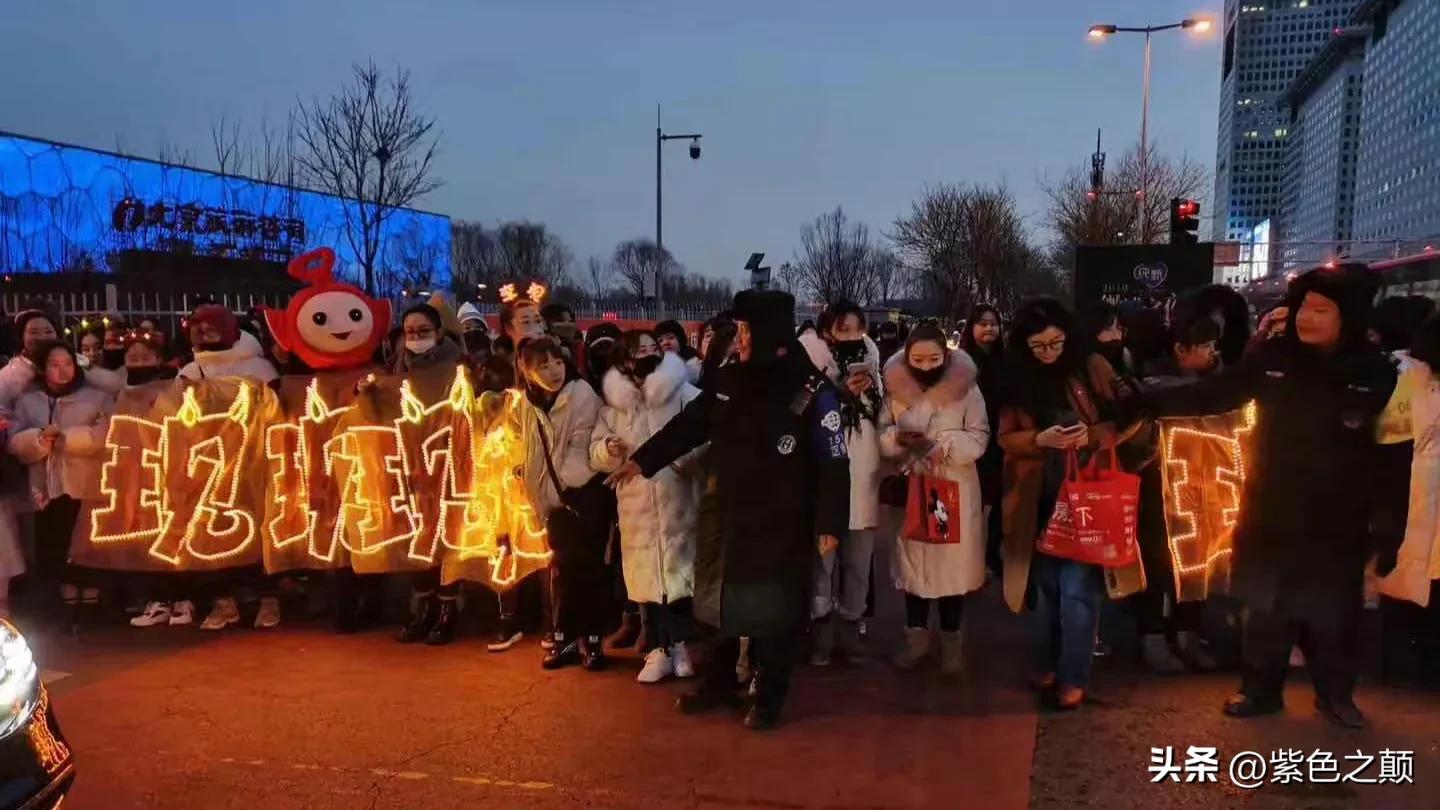 Celebrities live in hotels, fans stay overnight, wrap up in quilts, set ...