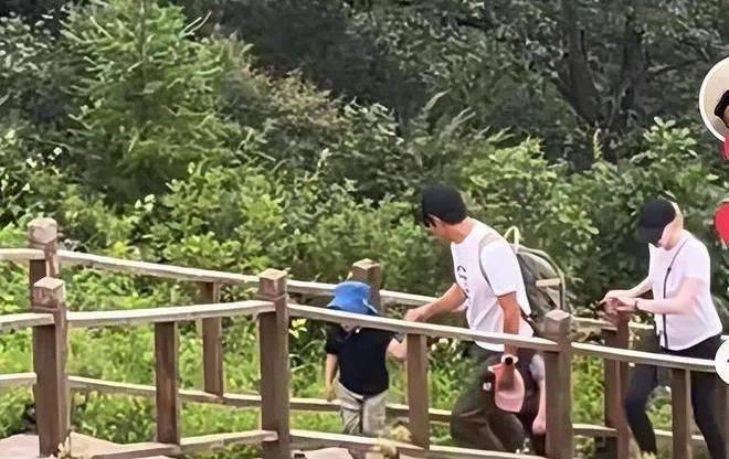 Sa Beining's family of four appeared hiking in the mountains. His wife ...