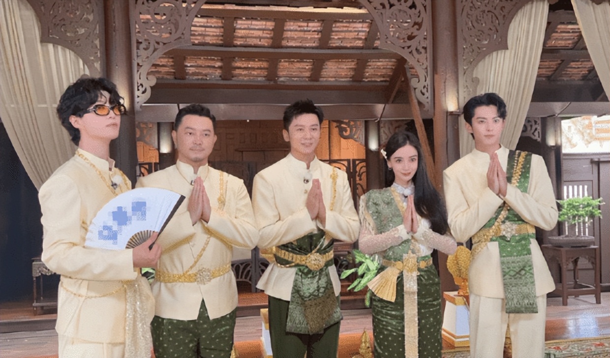 Li Chen posted a group photo of "Let's Run" in Thailand, and Baby Biye ...