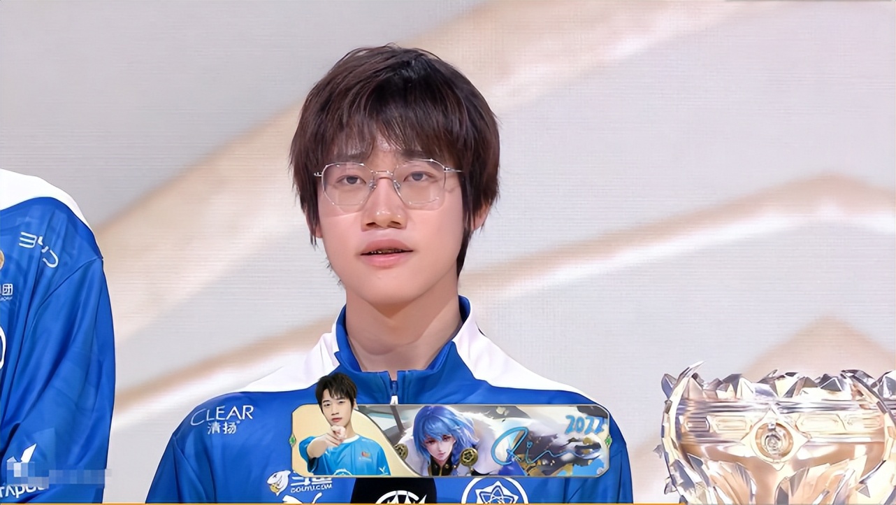 KPL's new six-time champion is born, E star Qingrong is only 18 years old, and his career honor ...