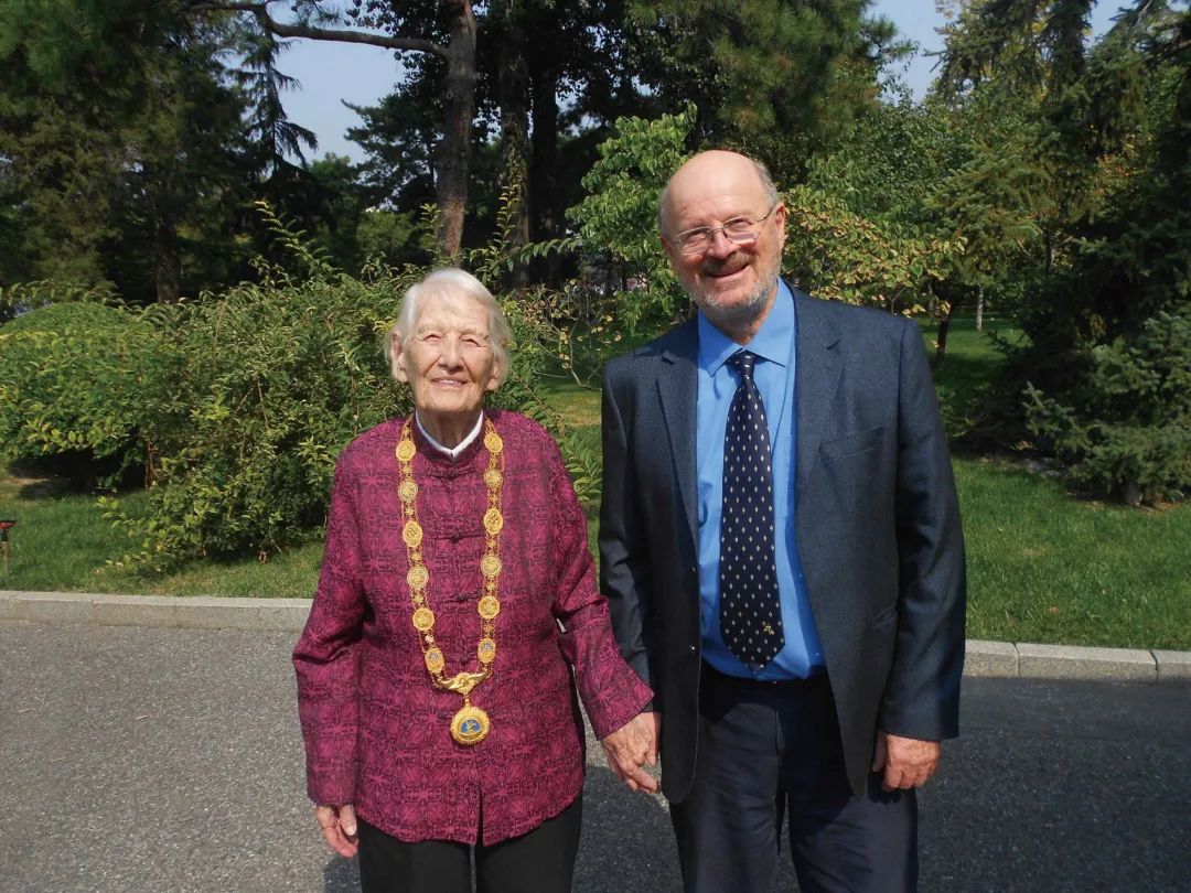 Elizabeth Crook, born in Chengdu and winner of the "Medal of Friendship ...