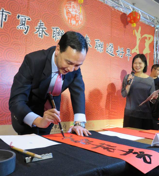 Zhu Lilun's handwritten Spring Festival couplets have no bones and no ...