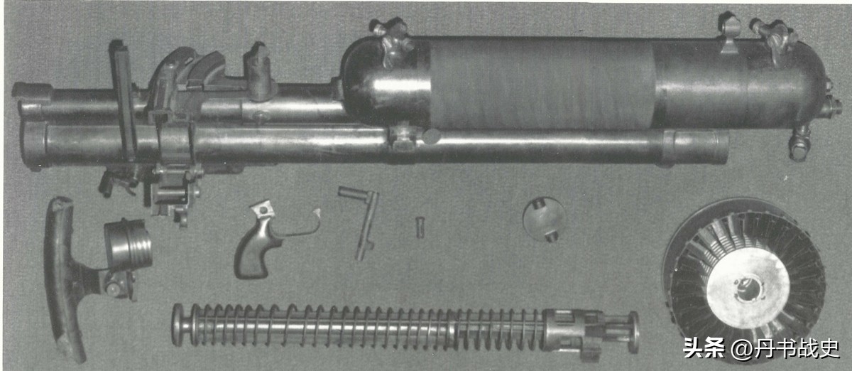 The predecessor of the Lewis machine gun, the McLean machine gun with ...