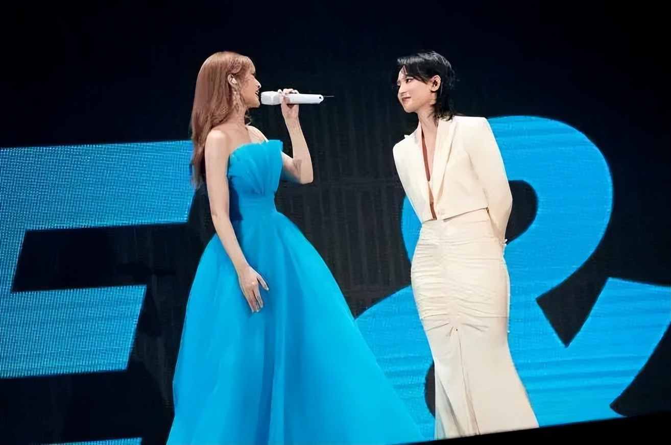 Zhou Bichang made a surprise appearance at Rainie Yang's concert. The ...