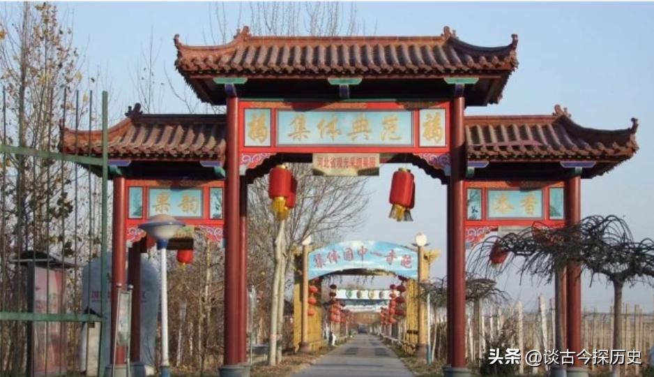 The "people's communes" and the collective economic system that China ...