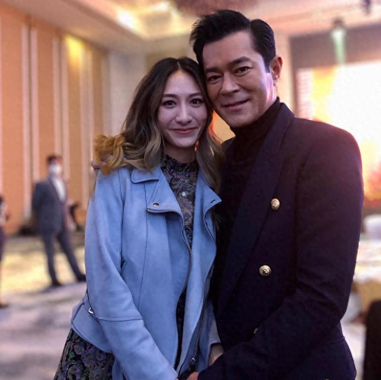 Louis Koo took a photo with Sydney's 35-year-old daughter, holding hands and showing intimacy ...