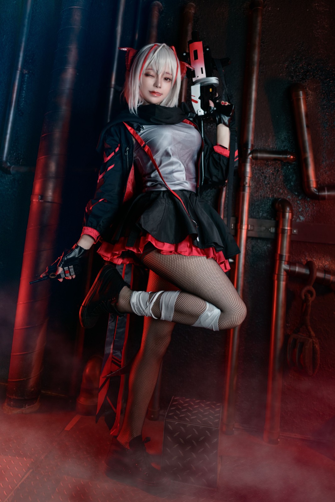 Japanese beauty Coser す す は black silk maid is very attractive - iNEWS