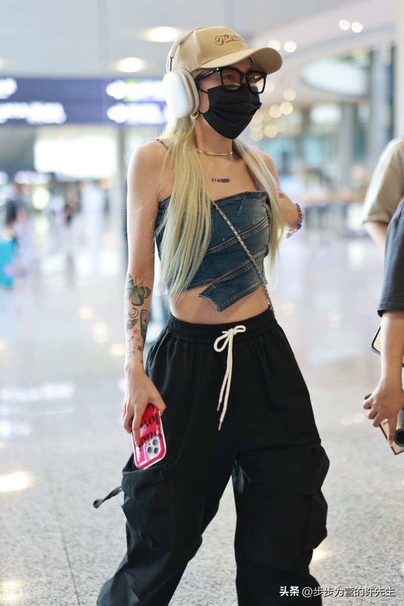 Street Shot: Nai Wan Appears at Shanghai Airport, Wearing Headphones ...