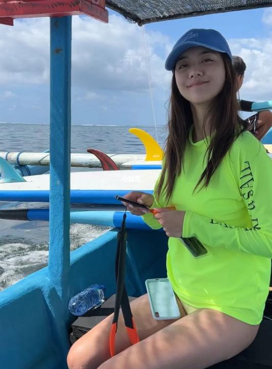 Wu Qianyu is on vacation with her rich boyfriend, wearing a tight tube ...
