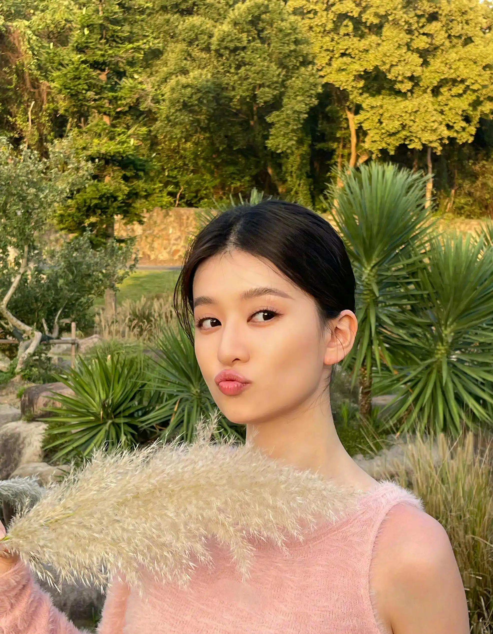 Qiao Xin pouted to take pictures, very cute and invincible - iNEWS