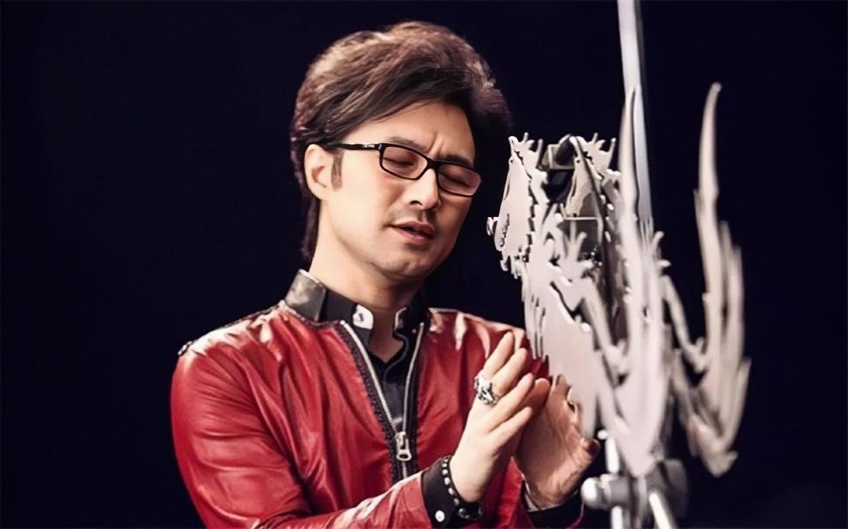 The cruel truth of the "out-of-date singer" is vividly expressed in ...