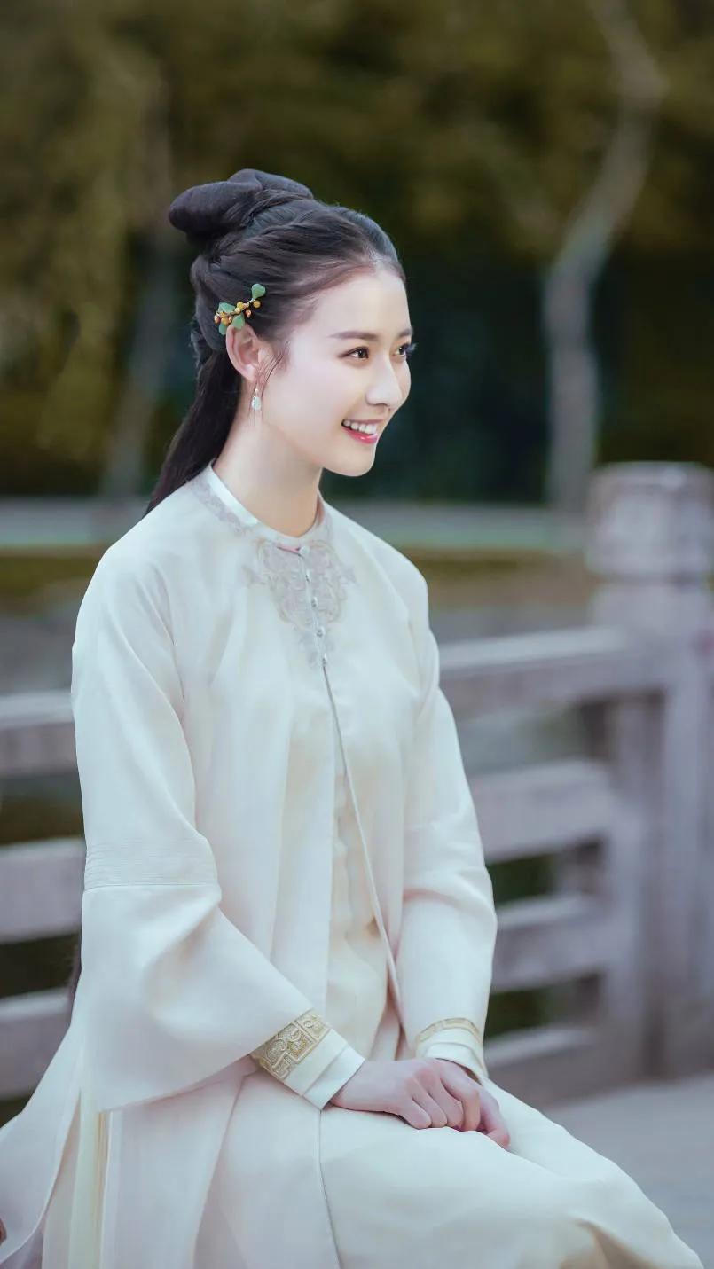 Yang Qiru: Like a flower like a jade, a lotus like a face - iNEWS